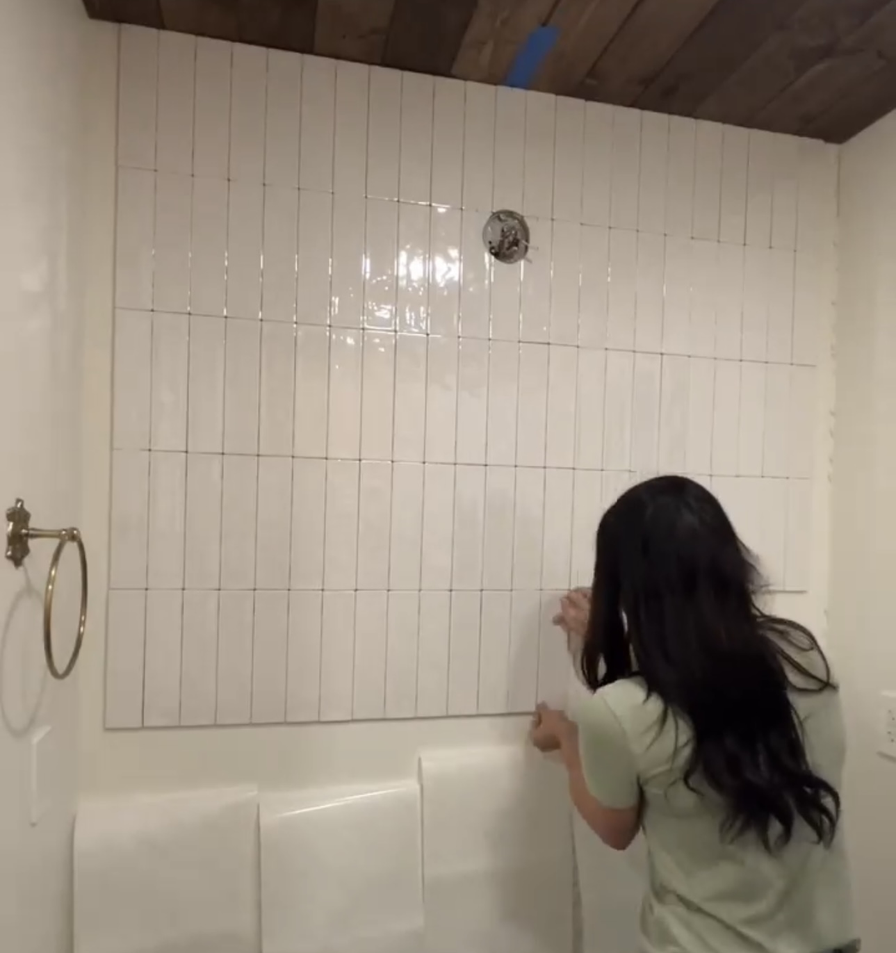 Easy Tile Wall With MusselBound Adhesive - Newbuild Newlyweds